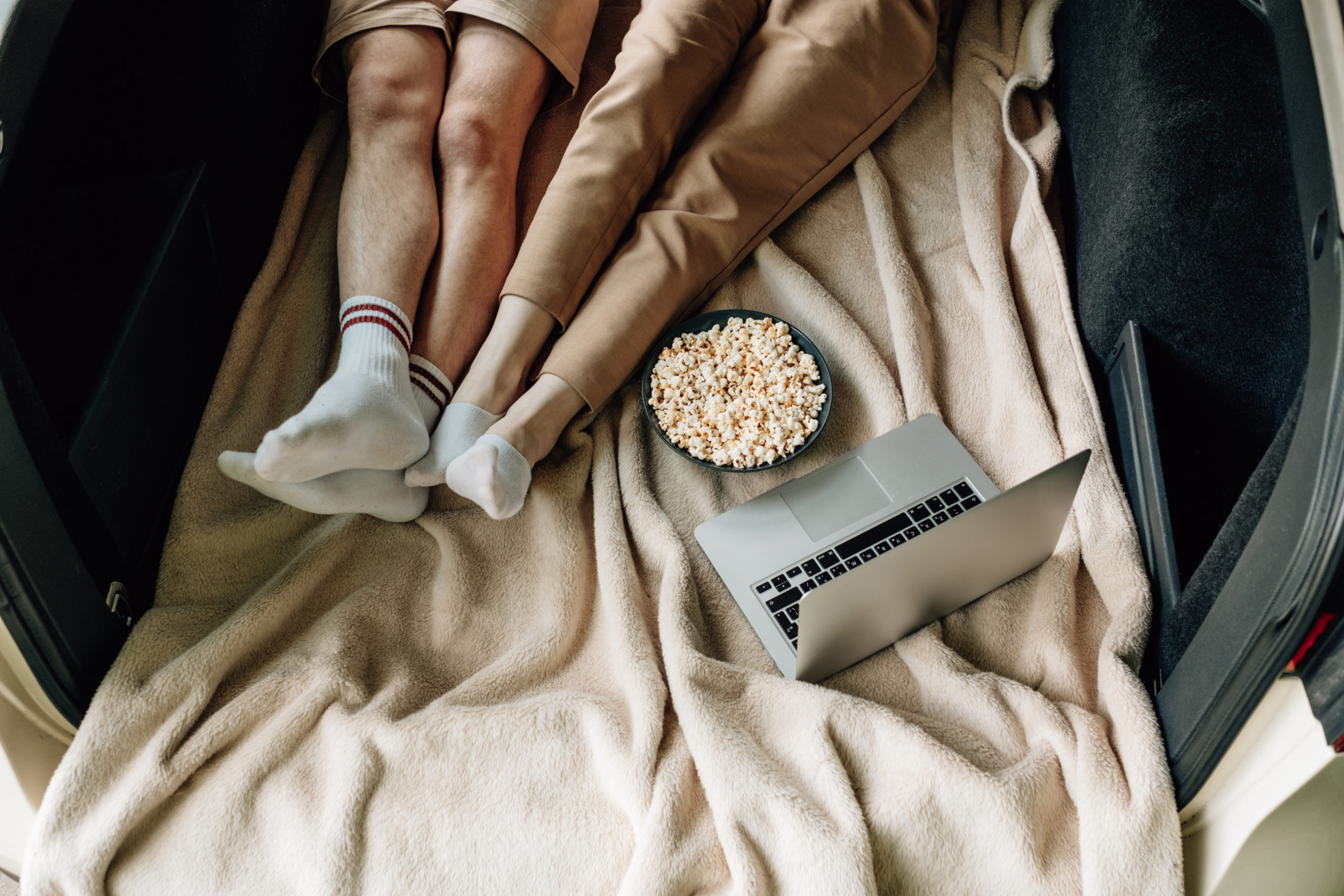50+ Ways To Express Love to a Spouse Based on the 5 Love Languages